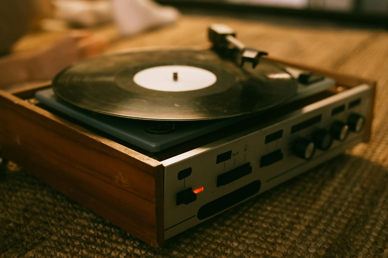 Vintage vs Modern Turntables: A Comprehensive Comparison 2025